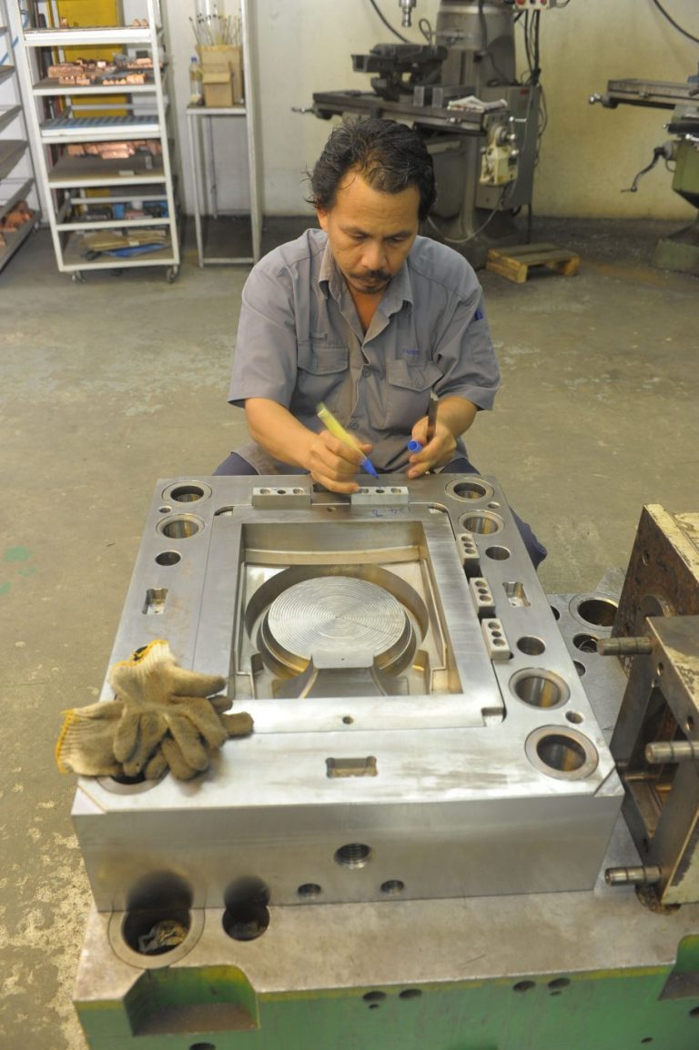 Manufacturing Plastic Parts: A Complete Guide